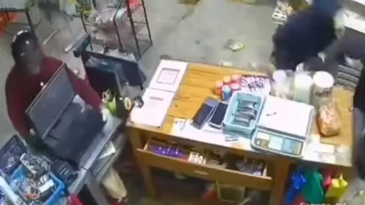 Pekerja kedai runcit cedera disamun empat lelaki bersenjata pedang | Awani